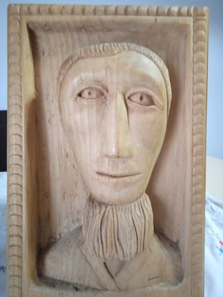 scultura su tavoletta di legno