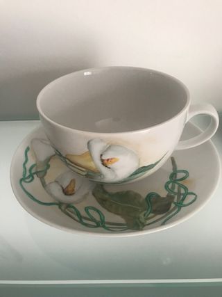 Tazza con piattino dipinta a mano in porcellana
