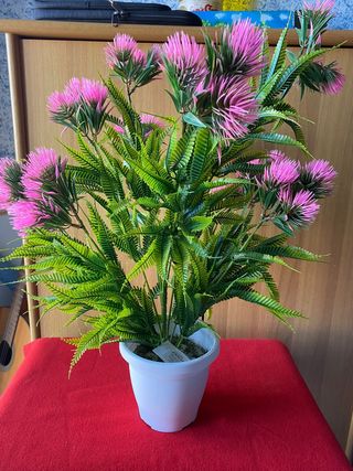 Pianta artificiale dai fiori rosa