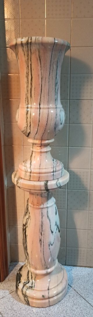 Colonna/vaso rosa in marmo (Pr. trattabile)