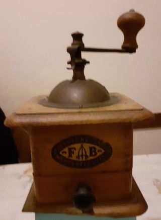 VECCHIO MACINACAFFE' IN LEGNO, FB