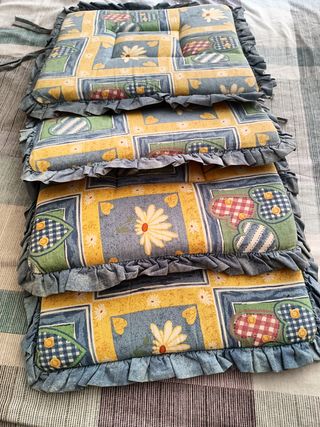 Quattro cuscini sedie