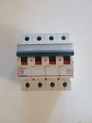 Interruttore magnetotermico BTicino tetrapolare
