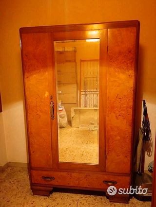 Armadio in legno con vetro 