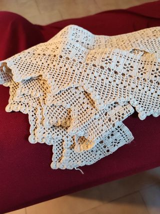 Pizzo realizzato a mano all'uncinetto 