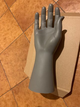 Mano manichino con calamita