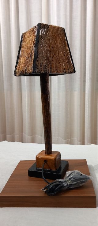 lampada da tavolo per interno in legno