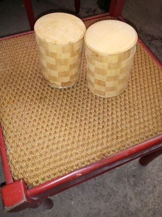 Due barattoli in legno