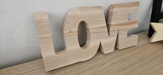 scritta  love in legno