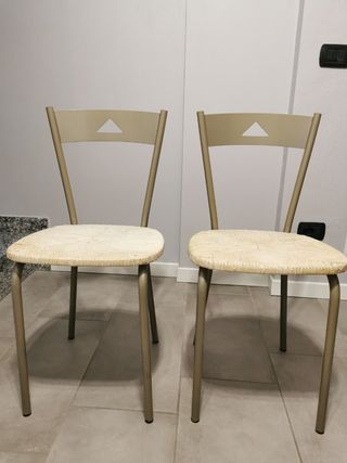 N.2 Sedie in ferro con seduta in paglia 