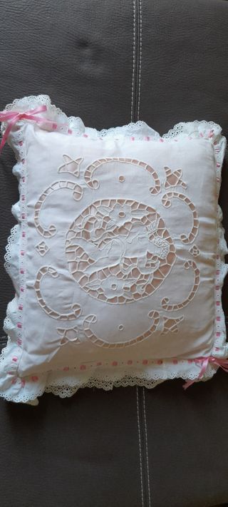 Cuscinetto con federa ricamata