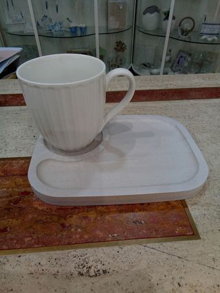 tazza con vassoio in legno