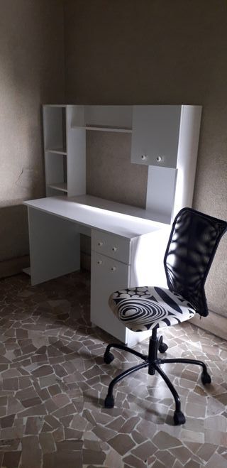 Scrivania e sedia