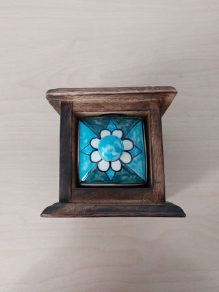 Cassettino in legno e ceramica stile etnico. 