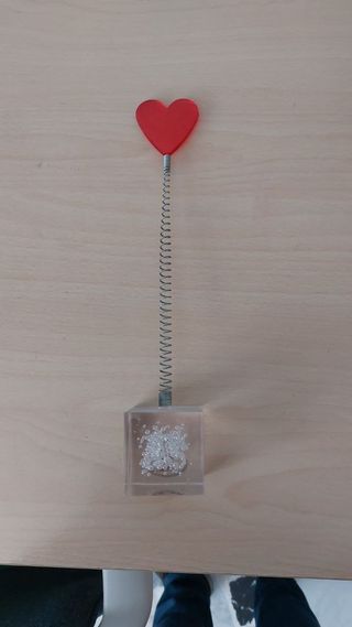 Decorazione molla cuore con base in resina