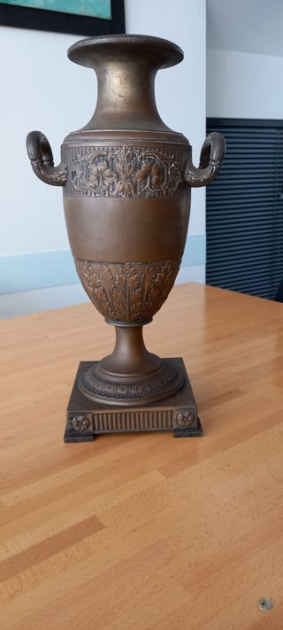 Brocca in bronzo a due manici