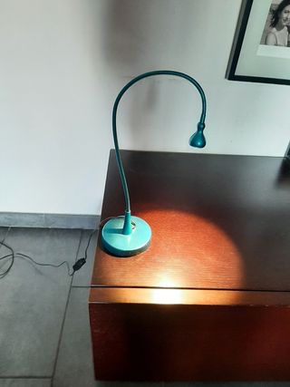 lampada da tavolo con molla azzurra