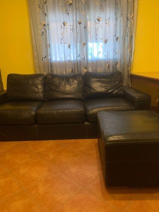 divano in vera pelle nera.