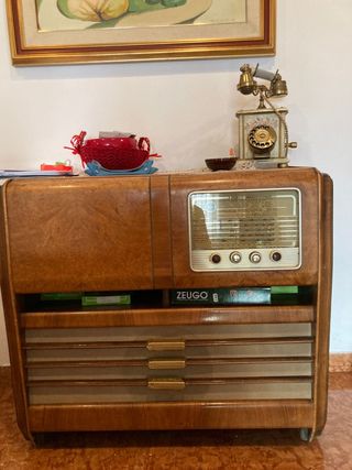 mobile radio d'epoca decò