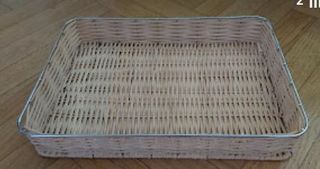 Cestino in legno tipo vimini chiaro, bordi metallo