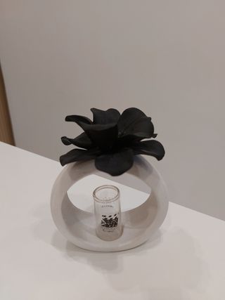 profumatore bianco e nero con scatola