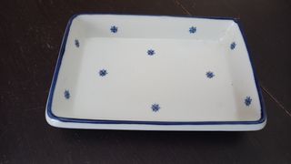 vassoio bianco e blu 