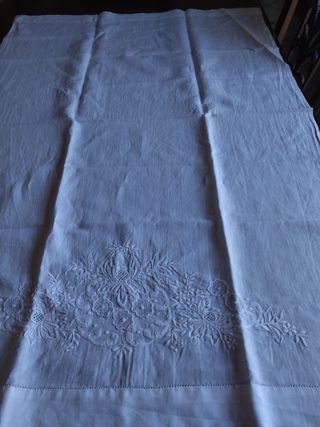 asciugamano bianco in lino con fregio decorativo 