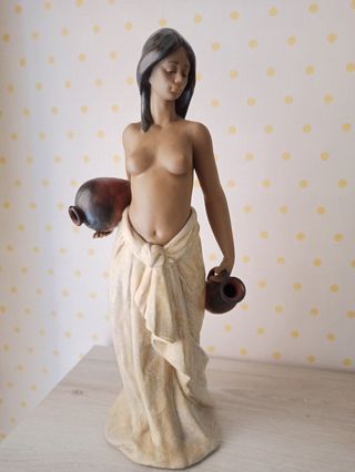 Statuina acquaiola Lladró