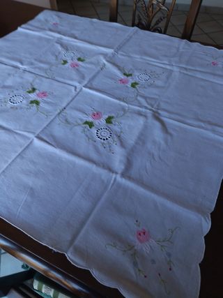 bellissimo centrotavola bianco con fiori rosa 