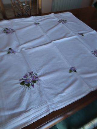 centrotavola bianco con mazzi di fiori lilla