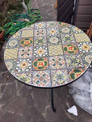 tavolino tondo con mosaico in ferro 