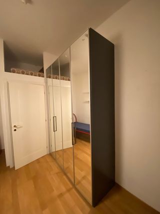 Armadio con ante a specchio