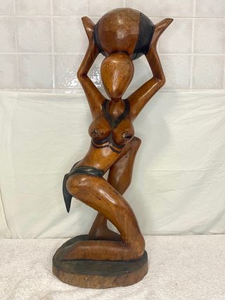 Statua in legno , donna nuda.