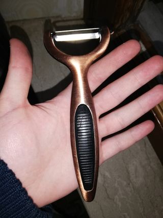 pelapatate in lega di rame e supporto in gomma