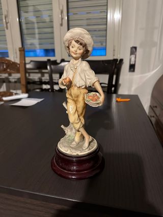 Ragazzo con frutta - fine porcellana 