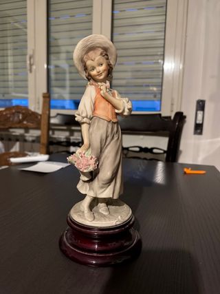 Ragazza con fiori - fine porcellana 