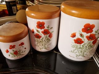 3 barattoli con papaveri