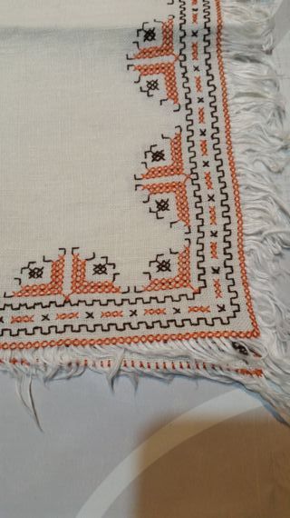 Tovaglietta con tovaglioli ricamati a mano 