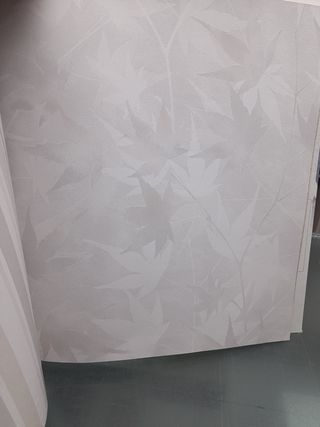 VENDO CARTA DA PARATI CON FOGLIE GRIGIO CHIARO 