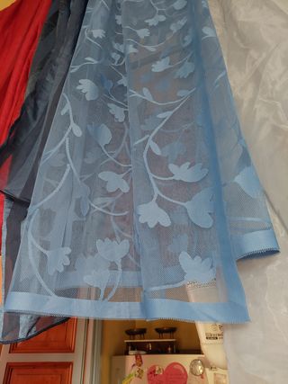 2 teli per tenda azzurrone con fantasia di fiori. 