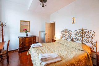 Camera da letto: 1 cassettone e 2 comodini,
