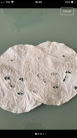 Coppia centrini ricamati a mano