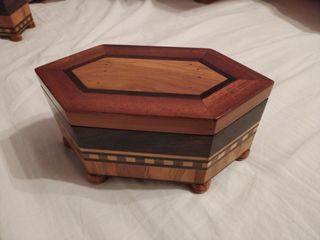 scatola portagioielli in legno intarsiato 