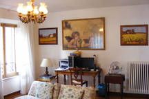 Elegante tavolo antico in legno massiccio