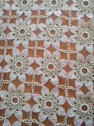 centrino d'arredo color oro. 