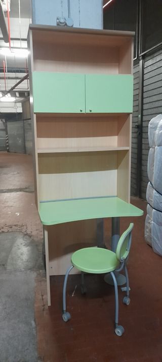 scrivania libreria sedia