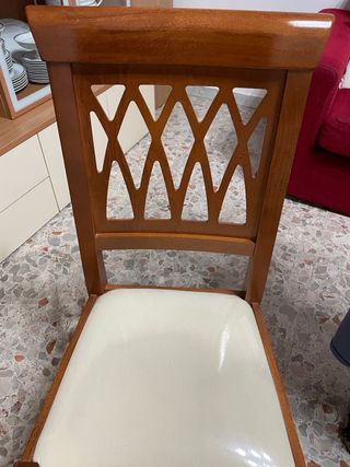 Tavolo in legno con 4 sedie