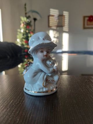 Statuina in porcellana bambina con gattino