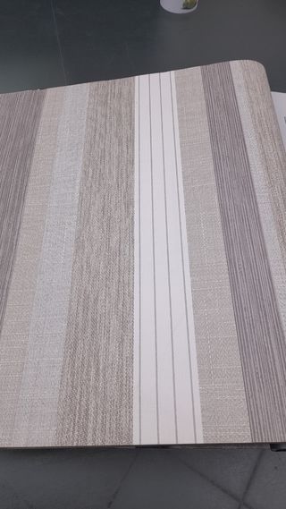 VENDO CARTA DA PARATI MODERNA A RIGHE