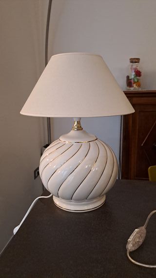 Lume da tavolo porcellana bianca e dorata anni 70